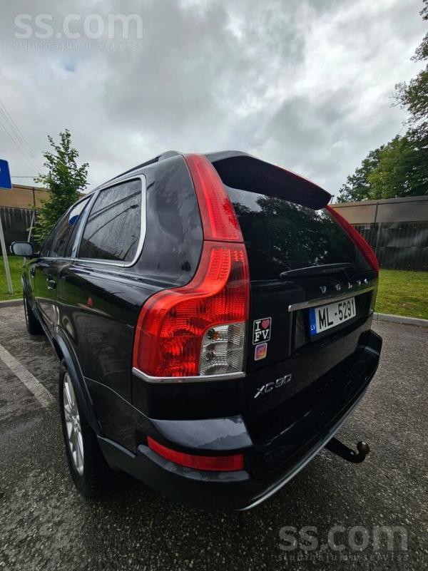 Black Volvo XC90 2010 in Cesis, with an engine capacity of 2.40 L and mileage of 312 thousand km for 8995 €, photo 8 on AUTOMOTO.COM.LV