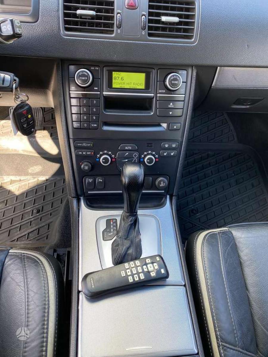 Black Volvo XC90 2010 in Marijampole, with an engine capacity of 2.40 L and mileage of 300 thousand km for 8000 €, photo 4 on AUTOMOTO.COM.LV