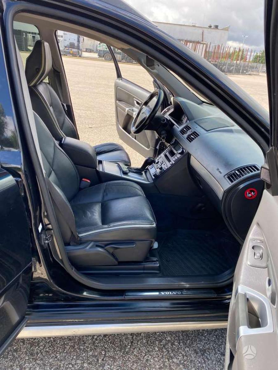 Black Volvo XC90 2010 in Marijampole, with an engine capacity of 2.40 L and mileage of 300 thousand km for 8000 €, photo 5 on AUTOMOTO.COM.LV