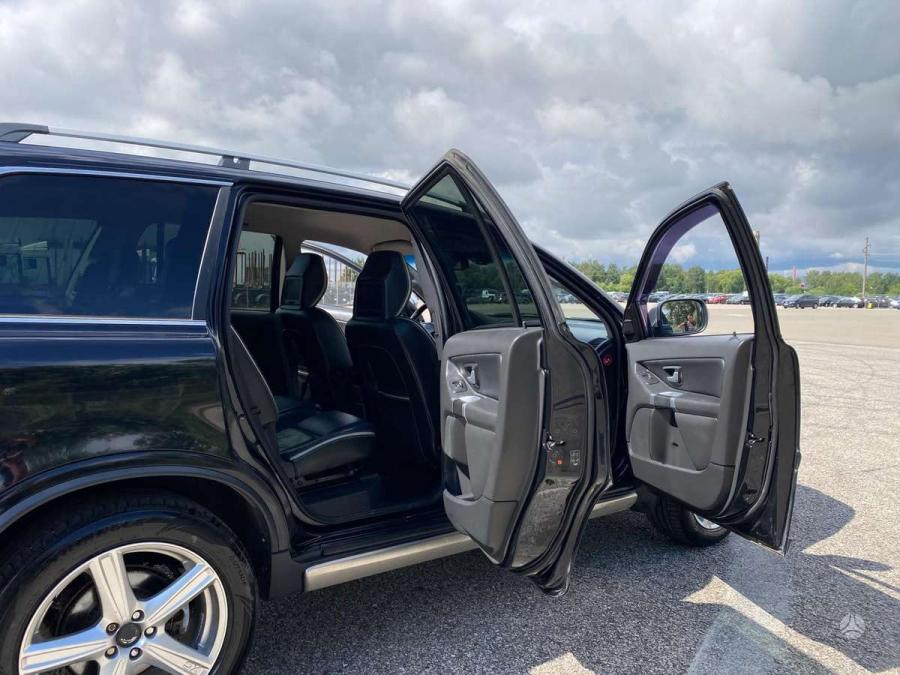 Black Volvo XC90 2010 in Marijampole, with an engine capacity of 2.40 L and mileage of 300 thousand km for 8000 €, photo 7 on AUTOMOTO.COM.LV