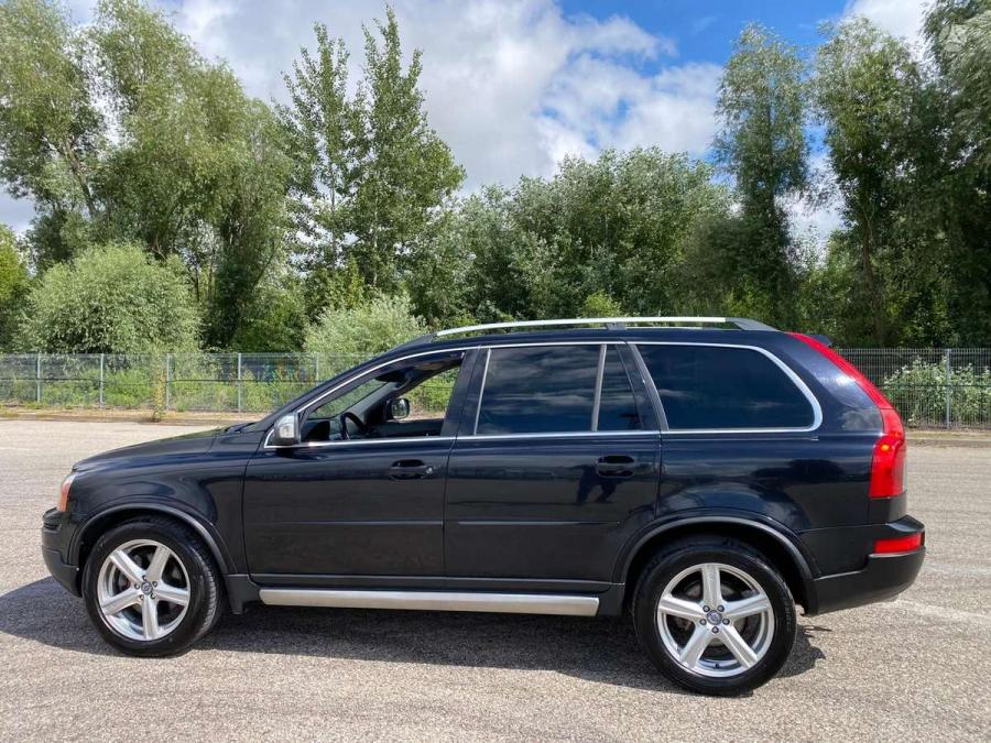 Black Volvo XC90 2010 in Marijampole, with an engine capacity of 2.40 L and mileage of 300 thousand km for 8000 €, photo 12 on AUTOMOTO.COM.LV