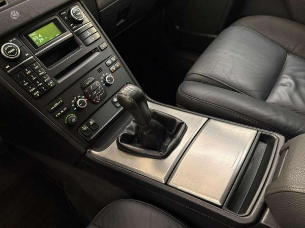 Black Volvo XC90 2010 in Marijampole, with an engine capacity of 2.40 L and mileage of 230 thousand km for 7650 €, photo 10 on AUTOMOTO.COM.LV