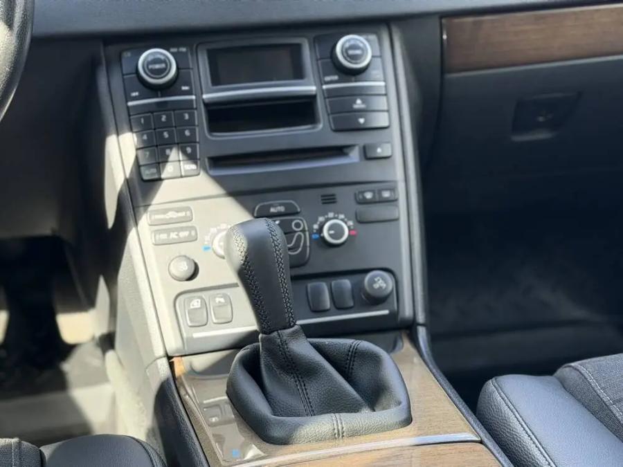 Melns Volvo XC90 2010 Rīga, ar dzinēja tilpumu 2.40 L un nobraukumu 312 tūkst. km par 8490 €, foto 13 vietnē AUTOMOTO.COM.LV