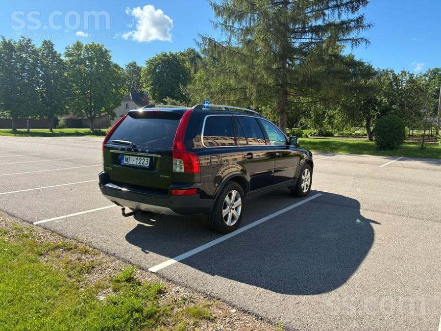 Black Volvo XC90 2010 in Daugavpils, with an engine capacity of 2.40 L and mileage of 237 thousand km for 8900 €, photo 4 on AUTOMOTO.COM.LV
