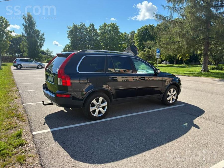 Black Volvo XC90 2010 in Daugavpils, with an engine capacity of 2.40 L and mileage of 237 thousand km for 8900 €, photo 5 on AUTOMOTO.COM.LV