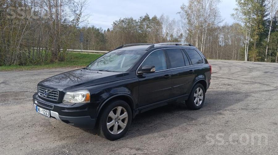 Black Volvo XC90 2010 in Daugavpils, with an engine capacity of 2.40 L and mileage of 237 thousand km for 8900 €, photo 7 on AUTOMOTO.COM.LV