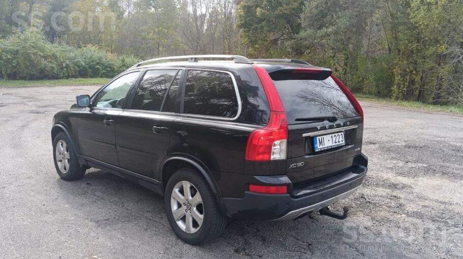 Black Volvo XC90 2010 in Daugavpils, with an engine capacity of 2.40 L and mileage of 237 thousand km for 8900 €, photo 10 on AUTOMOTO.COM.LV