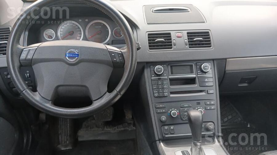 Black Volvo XC90 2010 in Daugavpils, with an engine capacity of 2.40 L and mileage of 237 thousand km for 8900 €, photo 11 on AUTOMOTO.COM.LV