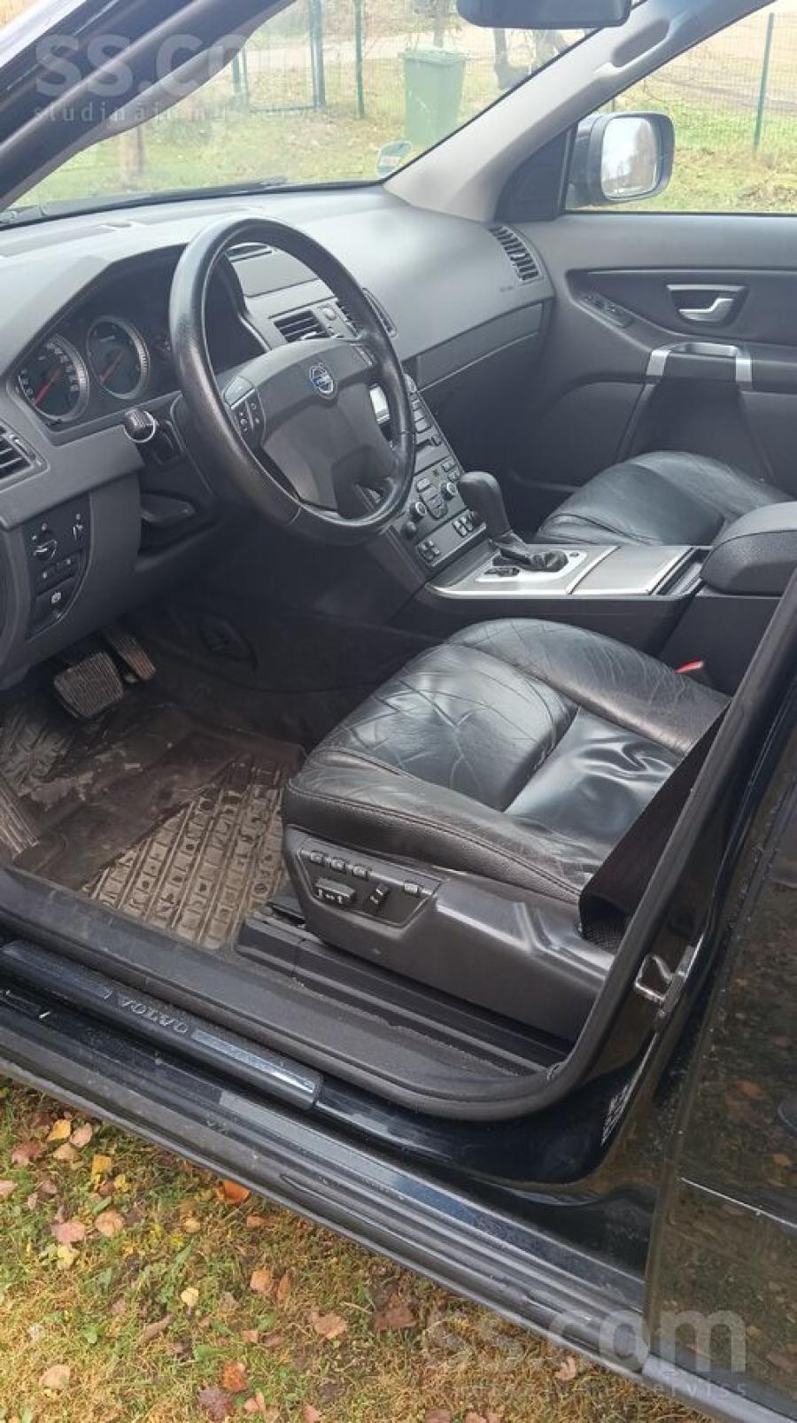 Black Volvo XC90 2010 in Daugavpils, with an engine capacity of 2.40 L and mileage of 237 thousand km for 8900 €, photo 12 on AUTOMOTO.COM.LV