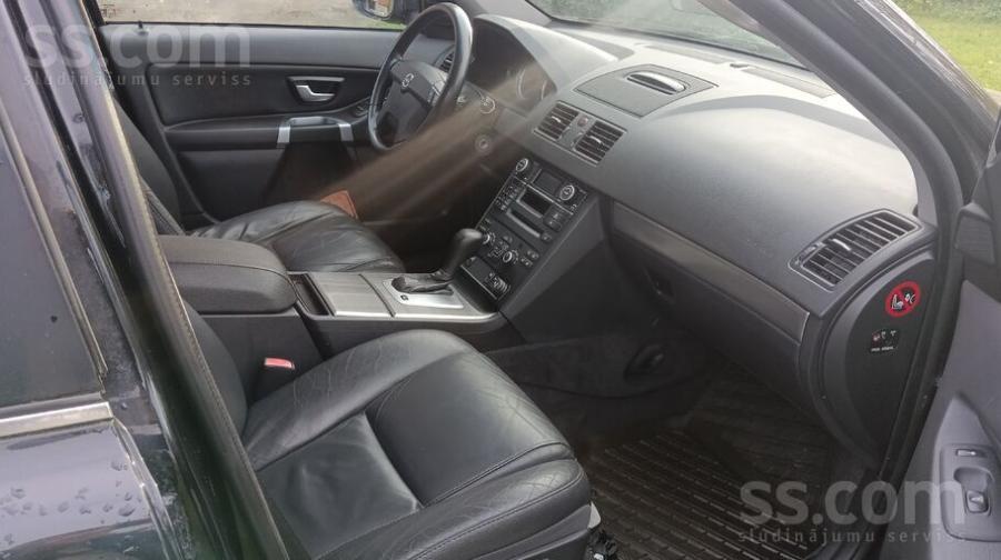 Black Volvo XC90 2010 in Daugavpils, with an engine capacity of 2.40 L and mileage of 237 thousand km for 8900 €, photo 13 on AUTOMOTO.COM.LV