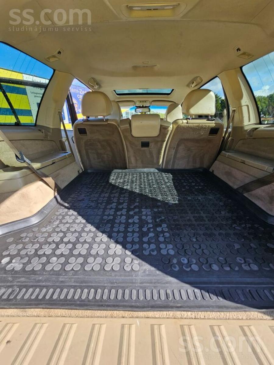 Black Volvo XC90 2010 in Cesis, with an engine capacity of 2.40 L and mileage of 315 thousand km for 7997 €, photo 6 on AUTOMOTO.COM.LV