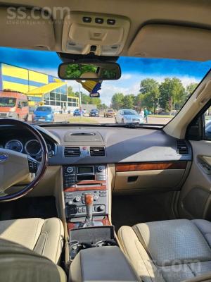 Black Volvo XC90 2010 in Cesis, with an engine capacity of 2.40 L and mileage of 315 thousand km for 7997 €, photo 11 on AUTOMOTO.COM.LV