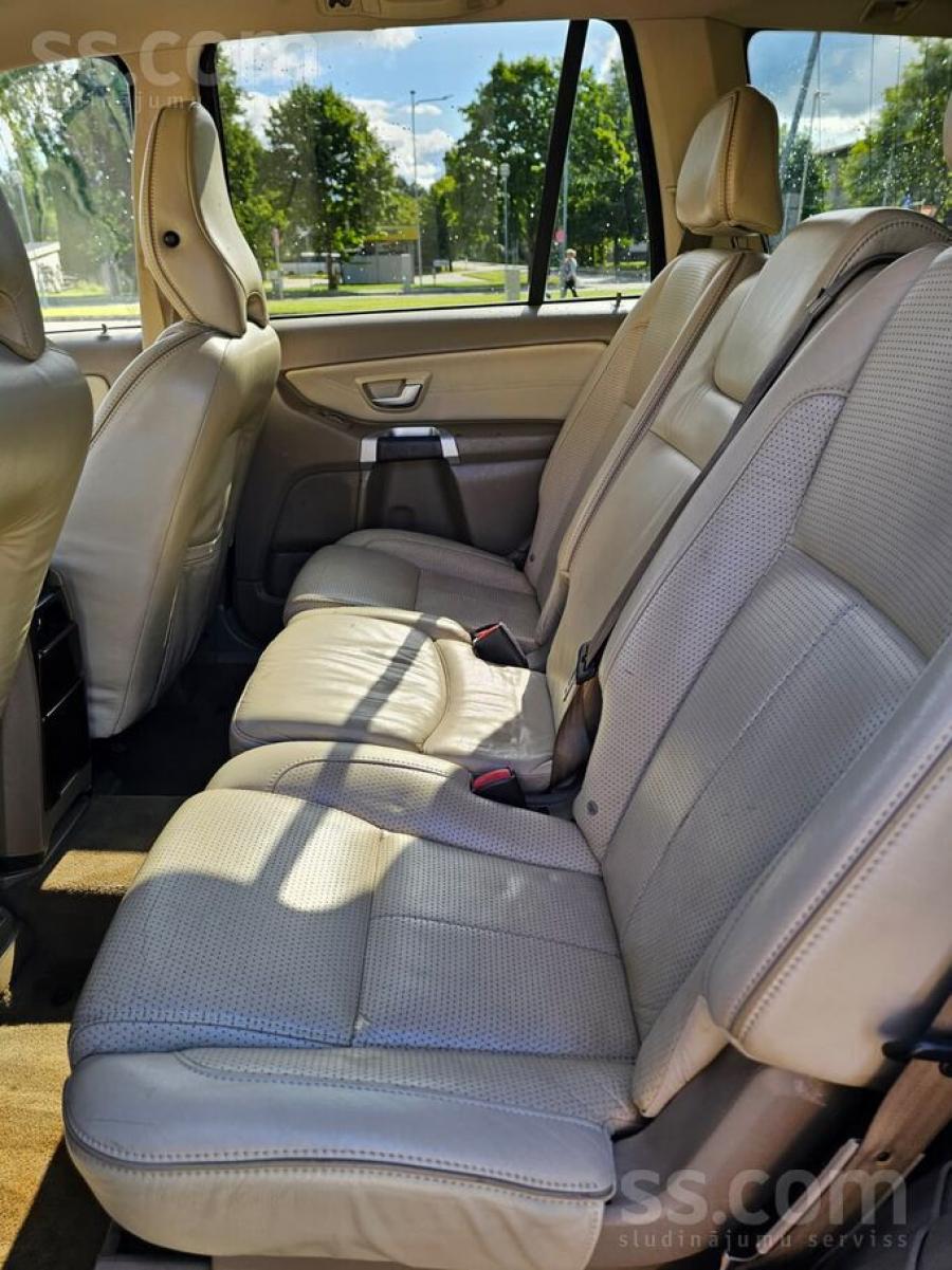 Black Volvo XC90 2010 in Cesis, with an engine capacity of 2.40 L and mileage of 315 thousand km for 7997 €, photo 14 on AUTOMOTO.COM.LV