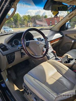 Black Volvo XC90 2010 in Cesis, with an engine capacity of 2.40 L and mileage of 315 thousand km for 7997 €, photo 15 on AUTOMOTO.COM.LV