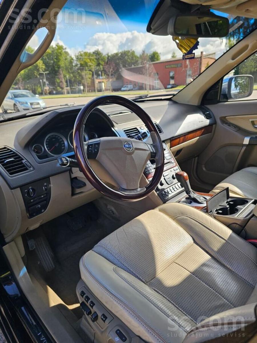 Black Volvo XC90 2010 in Cesis, with an engine capacity of 2.40 L and mileage of 315 thousand km for 7997 €, photo 15 on AUTOMOTO.COM.LV