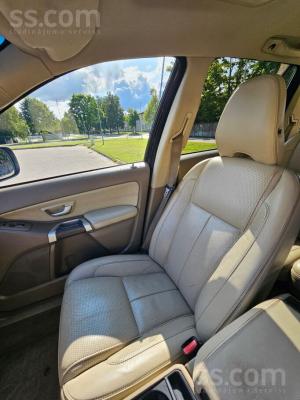 Black Volvo XC90 2010 in Cesis, with an engine capacity of 2.40 L and mileage of 315 thousand km for 7997 €, photo 16 on AUTOMOTO.COM.LV