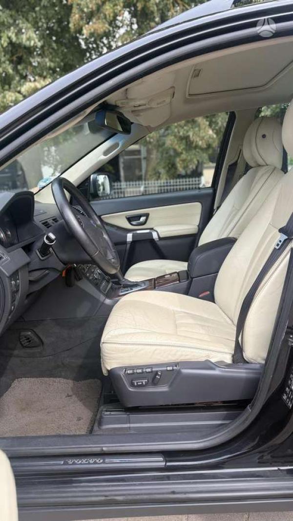 Black Volvo XC90 2010 in Kazlu Ruda, with an engine capacity of 2.40 L and mileage of 292 thousand km for 7600 €, photo 11 on AUTOMOTO.COM.LV