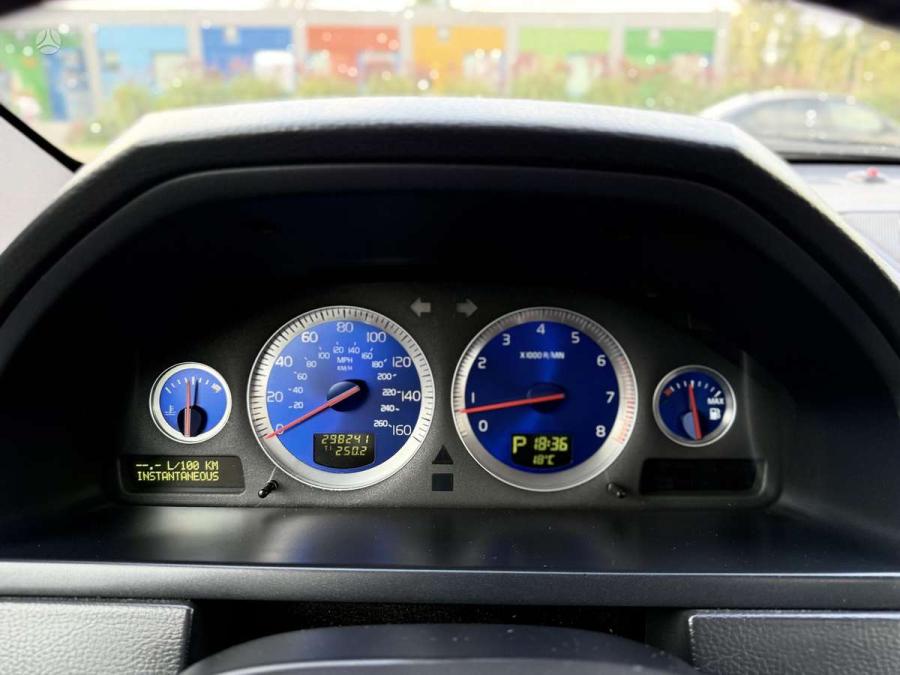 Black Volvo XC90 2010 in Vilnius, with an engine capacity of 3.20 L and mileage of 299 thousand km for 7500 €, photo 16 on AUTOMOTO.COM.LV