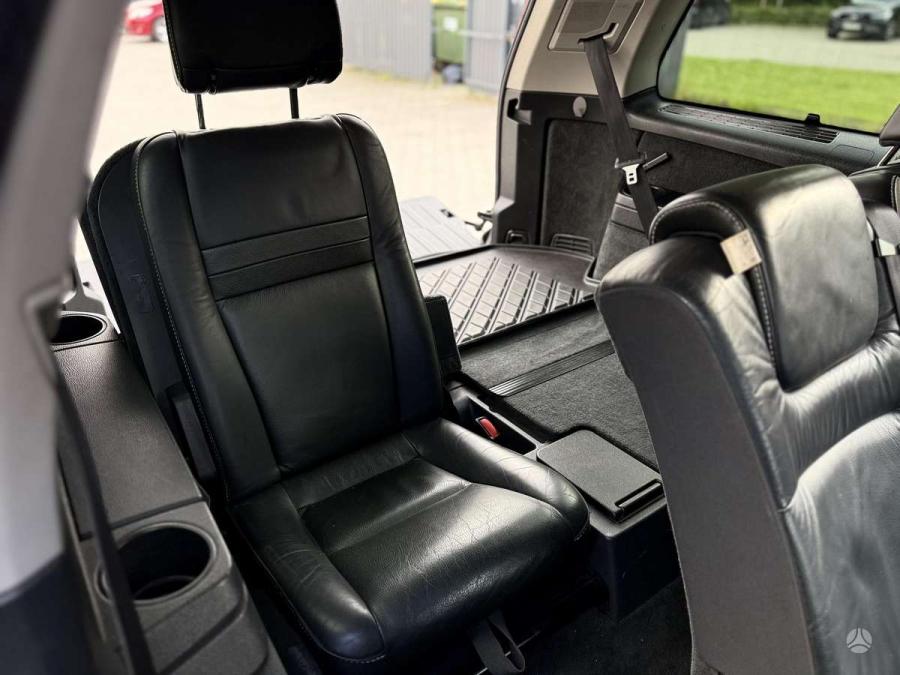 Black Volvo XC90 2010 in Vilnius, with an engine capacity of 3.20 L and mileage of 299 thousand km for 7500 €, photo 19 on AUTOMOTO.COM.LV
