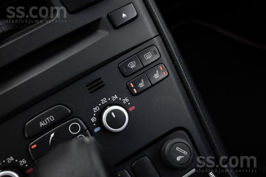 Melns Volvo XC90 2010 Jelgava, ar dzinēja tilpumu 2.40 L un nobraukumu 315 tūkst. km par 8000 €, foto 19 vietnē AUTOMOTO.COM.LV