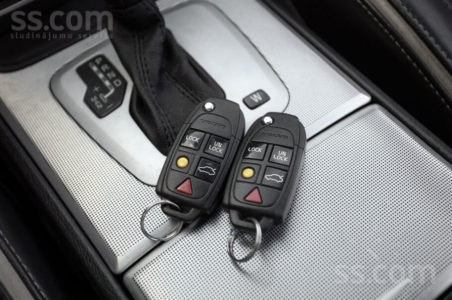 Melns Volvo XC90 2010 Jelgava, ar dzinēja tilpumu 2.40 L un nobraukumu 315 tūkst. km par 8000 €, foto 24 vietnē AUTOMOTO.COM.LV