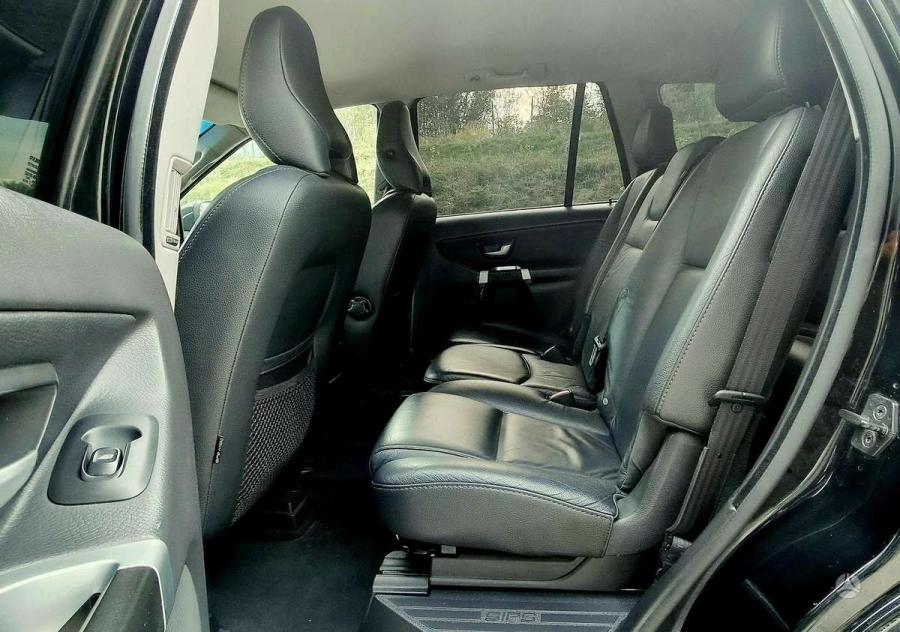 Black Volvo XC90 2010 in Vilnius, with an engine capacity of 2.40 L and mileage of 270 thousand km for 9499 €, photo 13 on AUTOMOTO.COM.LV