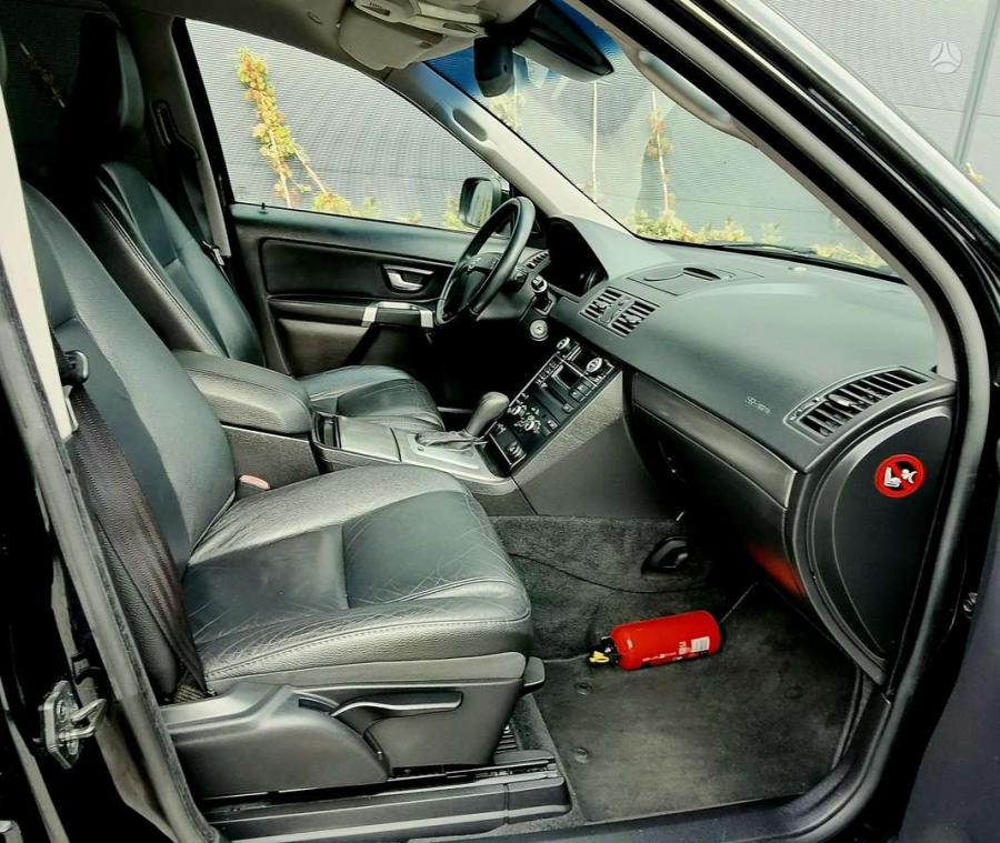 Black Volvo XC90 2010 in Vilnius, with an engine capacity of 2.40 L and mileage of 270 thousand km for 9499 €, photo 16 on AUTOMOTO.COM.LV