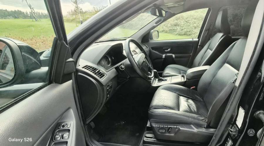 Black Volvo XC90 2010 in Vilnius, with an engine capacity of 2.40 L and mileage of 270 thousand km for 9499 €, photo 17 on AUTOMOTO.COM.LV
