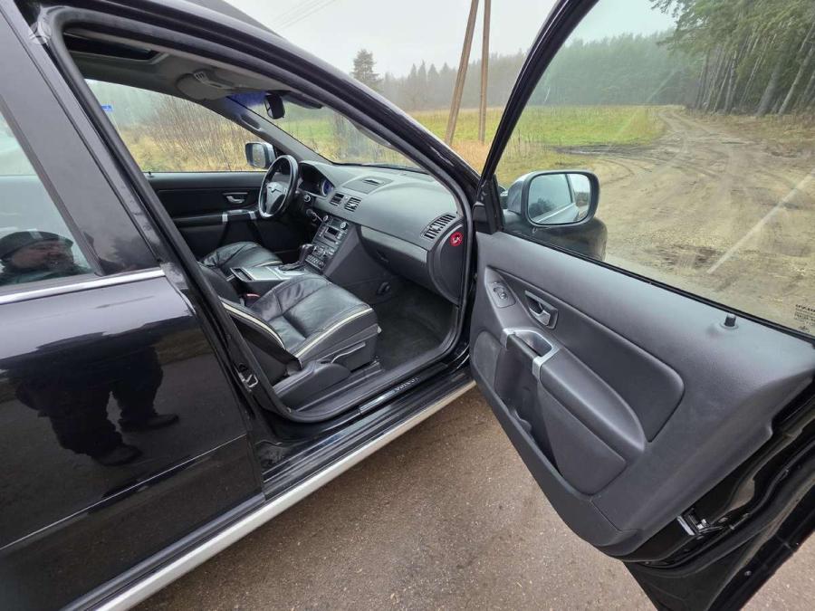 Melns Volvo XC90 2011 Viļņa, ar dzinēja tilpumu 2.40 L un nobraukumu 286 tūkst. km par 10350 €, foto 25 vietnē AUTOMOTO.COM.LV