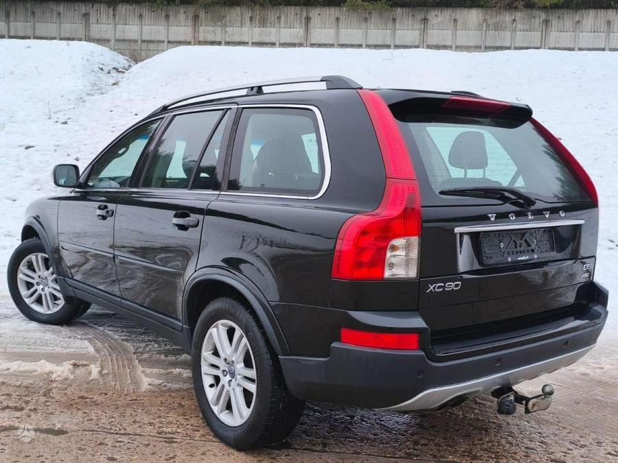 Black Volvo XC90 2011 in Vilnius, with an engine capacity of 2.40 L and mileage of 275 thousand km for 11650 €, photo 13 on AUTOMOTO.COM.LV