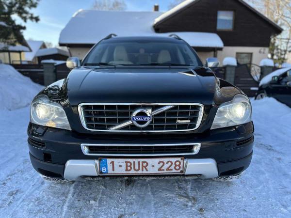 Black Volvo XC90 2011 in Siauliai, with an engine capacity of 2.40 L and mileage of 258 thousand km for 10500 €, photo 4 on AUTOMOTO.COM.LV