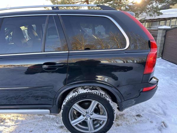 Black Volvo XC90 2011 in Siauliai, with an engine capacity of 2.40 L and mileage of 258 thousand km for 10500 €, photo 7 on AUTOMOTO.COM.LV
