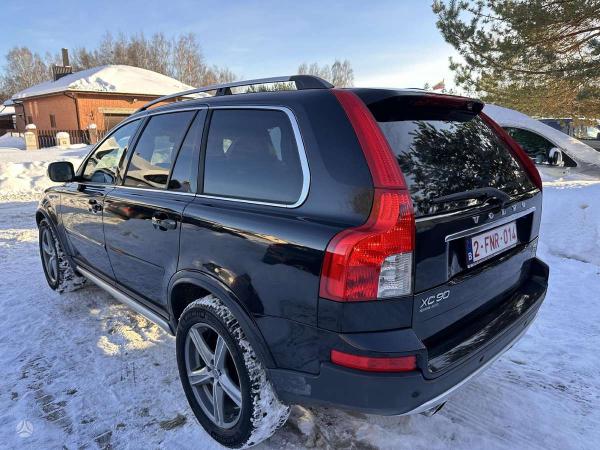 Black Volvo XC90 2011 in Siauliai, with an engine capacity of 2.40 L and mileage of 258 thousand km for 10500 €, photo 8 on AUTOMOTO.COM.LV