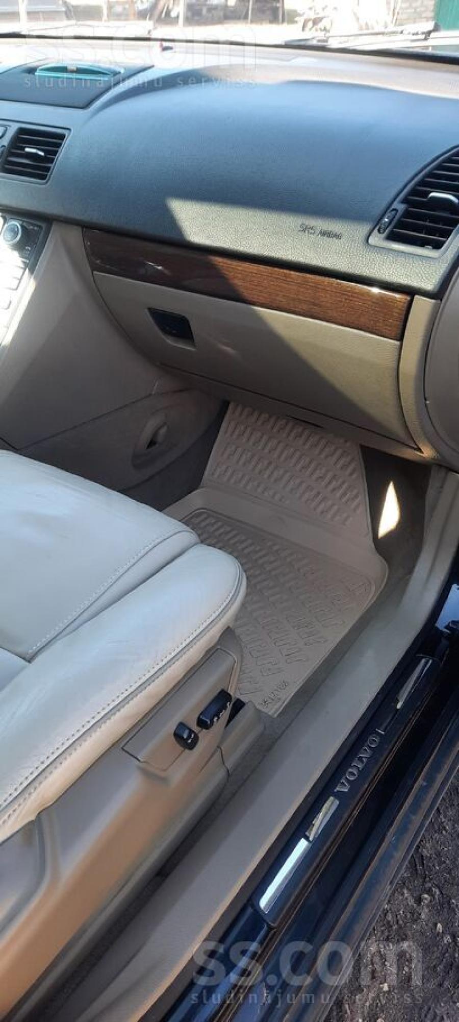Melns Volvo XC90 2011 Preiļi, ar dzinēja tilpumu 2.40 L un nobraukumu 272 tūkst. km par 10000 €, foto 5 vietnē AUTOMOTO.COM.LV