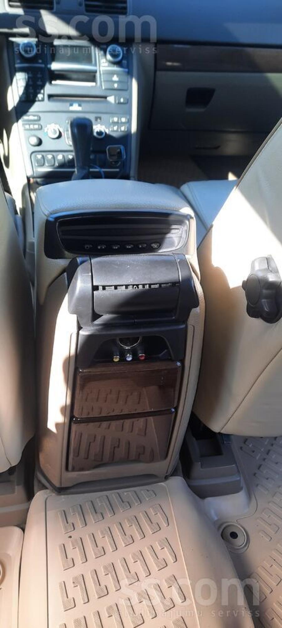 Melns Volvo XC90 2011 Preiļi, ar dzinēja tilpumu 2.40 L un nobraukumu 272 tūkst. km par 10000 €, foto 8 vietnē AUTOMOTO.COM.LV