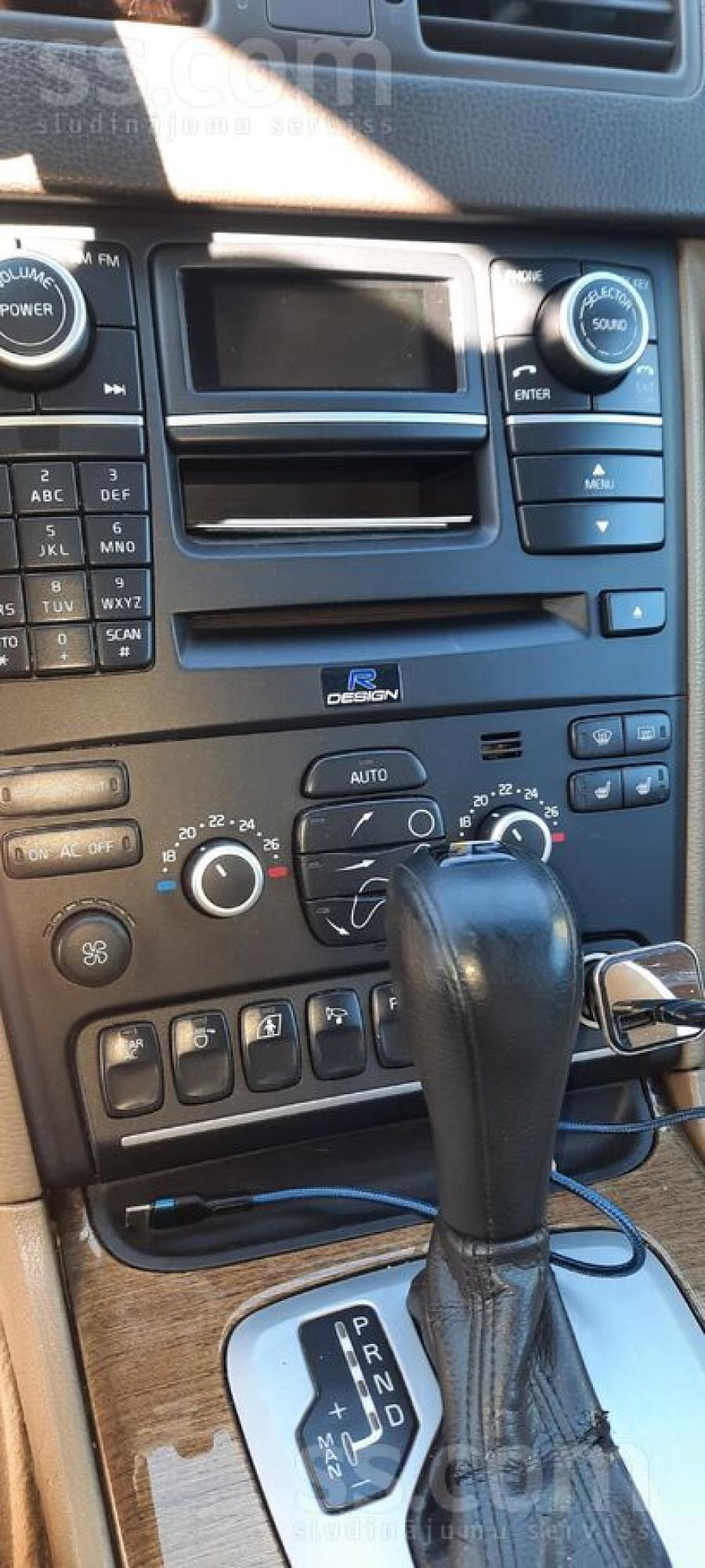 Melns Volvo XC90 2011 Preiļi, ar dzinēja tilpumu 2.40 L un nobraukumu 272 tūkst. km par 10000 €, foto 9 vietnē AUTOMOTO.COM.LV