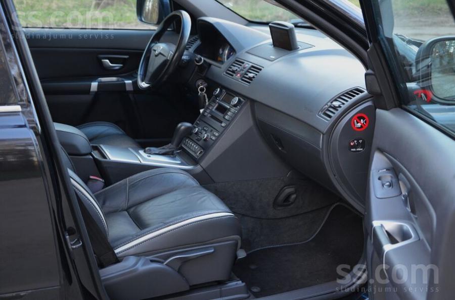 Black Volvo XC90 2011 in Riga, with an engine capacity of 2.40 L and mileage of 285 thousand km for 10990 €, photo 20 on AUTOMOTO.COM.LV