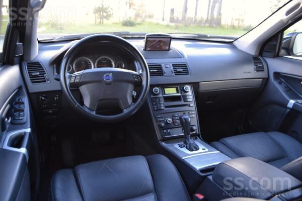 Black Volvo XC90 2011 in Riga, with an engine capacity of 2.40 L and mileage of 288 thousand km for 9390 €, photo 8 on AUTOMOTO.COM.LV