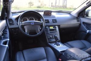 Black Volvo XC90 2011 in Riga, with an engine capacity of 2.40 L and mileage of 288 thousand km for 9390 €, photo 9 on AUTOMOTO.COM.LV