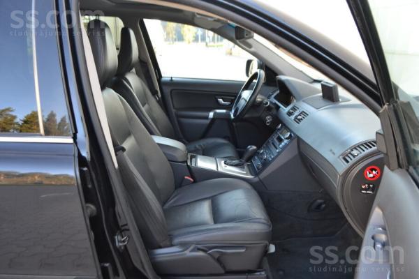 Black Volvo XC90 2011 in Riga, with an engine capacity of 2.40 L and mileage of 288 thousand km for 9390 €, photo 10 on AUTOMOTO.COM.LV