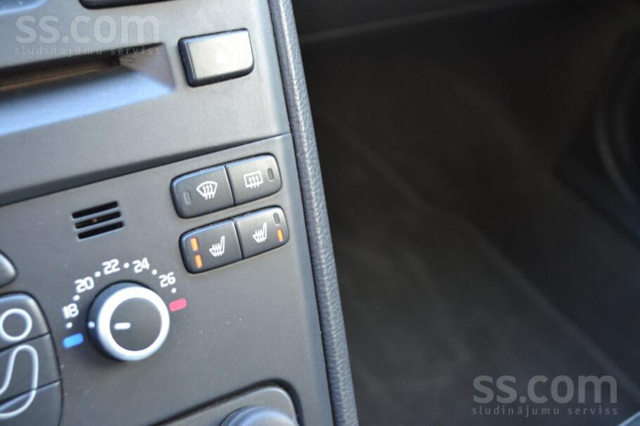 Black Volvo XC90 2011 in Riga, with an engine capacity of 2.40 L and mileage of 288 thousand km for 9390 €, photo 24 on AUTOMOTO.COM.LV