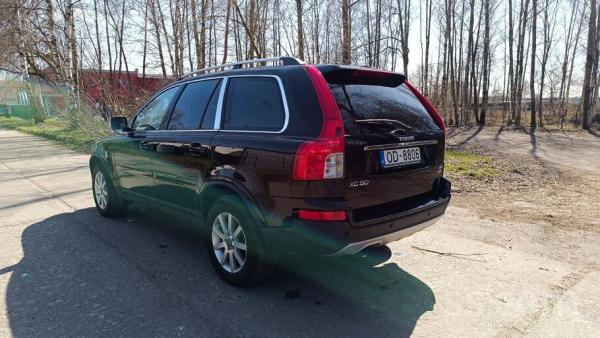Black Volvo XC90 2011 in Riga, with an engine capacity of 2.40 L and mileage of 313 thousand km for 7800 €, photo 5 on AUTOMOTO.COM.LV