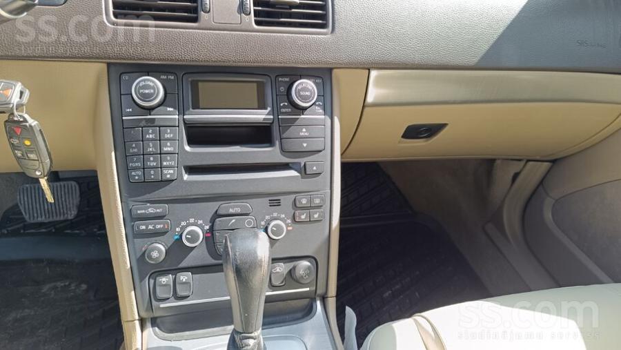 Black Volvo XC90 2011 in Riga, with an engine capacity of 2.40 L and mileage of 313 thousand km for 7800 €, photo 13 on AUTOMOTO.COM.LV