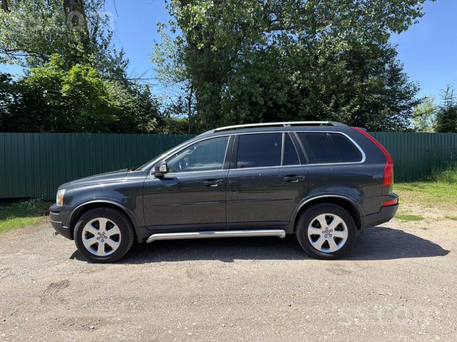 Black Volvo XC90 2011 in Daugavpils, with an engine capacity of 2.40 L and mileage of 196 thousand km for 10200 €, photo 4 on AUTOMOTO.COM.LV