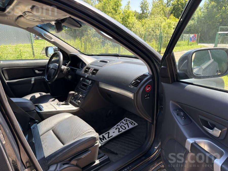 Black Volvo XC90 2011 in Daugavpils, with an engine capacity of 2.40 L and mileage of 196 thousand km for 10200 €, photo 16 on AUTOMOTO.COM.LV