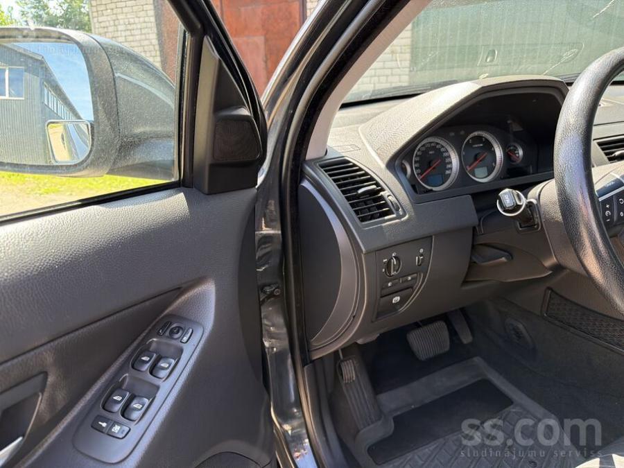 Black Volvo XC90 2011 in Daugavpils, with an engine capacity of 2.40 L and mileage of 196 thousand km for 10200 €, photo 17 on AUTOMOTO.COM.LV