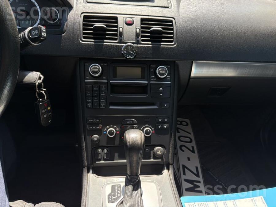 Black Volvo XC90 2011 in Daugavpils, with an engine capacity of 2.40 L and mileage of 196 thousand km for 10200 €, photo 22 on AUTOMOTO.COM.LV