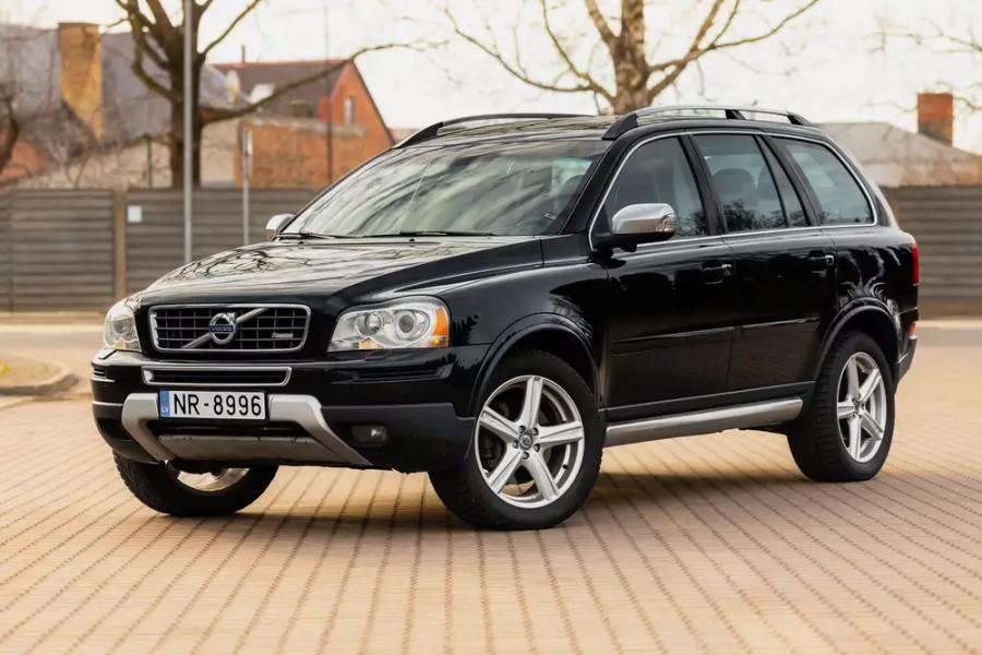 Black Volvo XC90 2011 in Jelgava, with an engine capacity of 2.40 L and mileage of 316 thousand km for 10400 €, photo 1 on AUTOMOTO.COM.LV