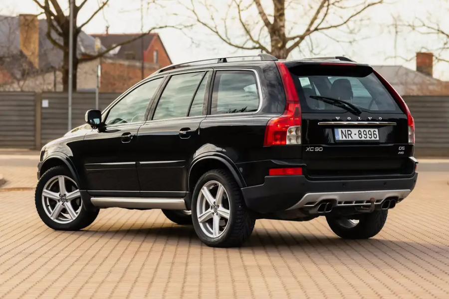 Black Volvo XC90 2011 in Jelgava, with an engine capacity of 2.40 L and mileage of 316 thousand km for 10400 €, photo 5 on AUTOMOTO.COM.LV