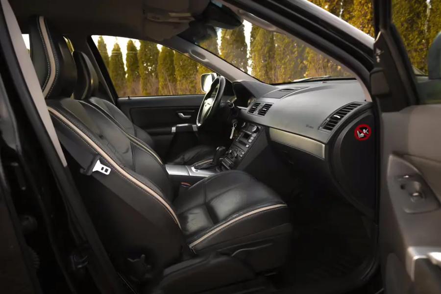 Black Volvo XC90 2011 in Jelgava, with an engine capacity of 2.40 L and mileage of 316 thousand km for 10400 €, photo 9 on AUTOMOTO.COM.LV